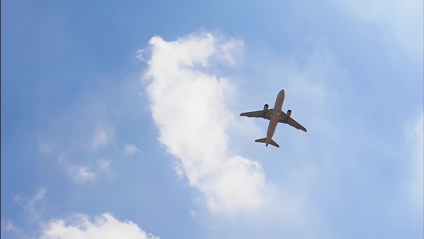 Plane Flying Over Head On 스톡 동영상 비디오(100% 로열티프리) 1017680977 | Shutterstock