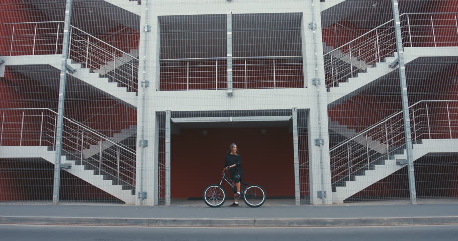 Cinemagraph Loop - Biker Rides Bike Down Street - Motion Photo Vídeo ...