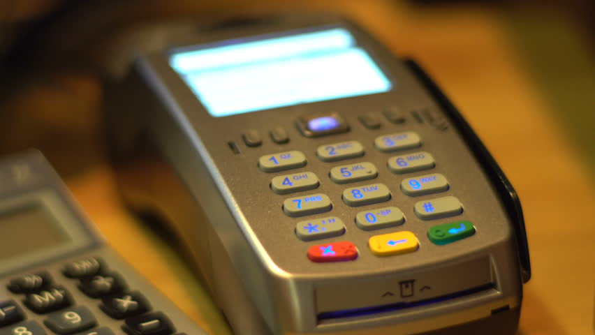 Using The Keypad On A Credit Card Reader (EFTPOS Machine) In Retail ...